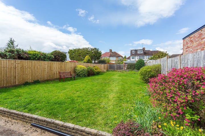 Bungalow, Garden, Driveway Hp Studio, London Rail - Watford