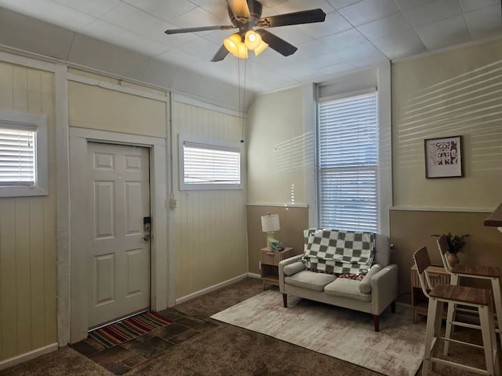 The Blue Door In Downtown Burlington - 伯靈頓