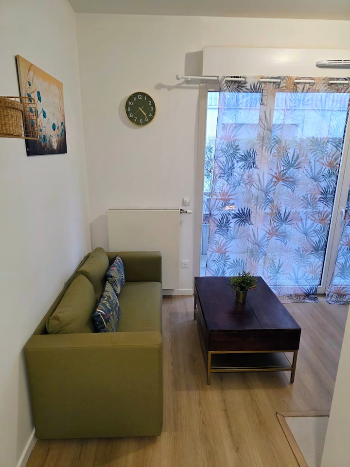 Peaceful 2-room With Terrace Close To Metro - Aubervilliers