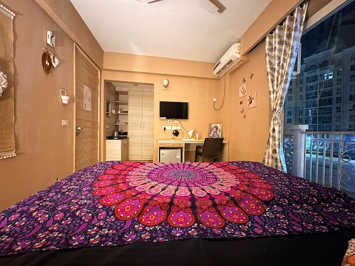 Boho Bliss Studio With Balcony View - Vrindavan
