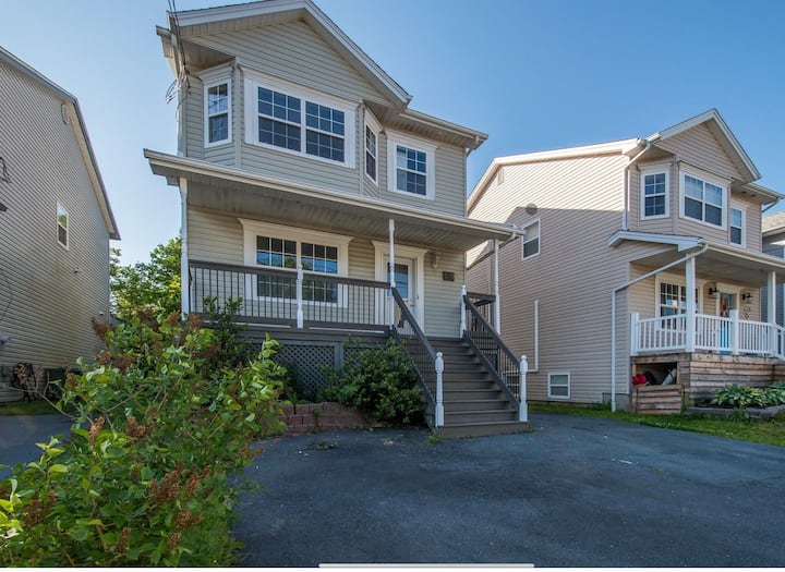 Massive Discount
Spacious Bedford Detached 6br/4ba - Halifax