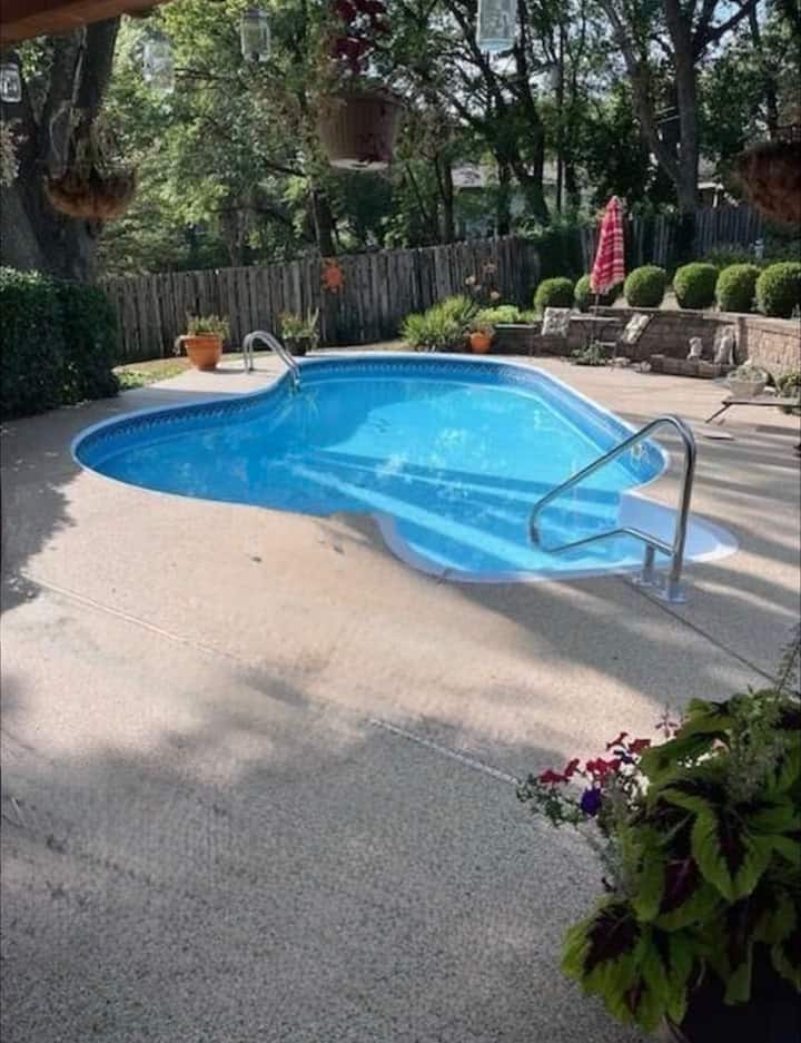 Private Pool Oasis. Stylish And Spacious. - Kansas City, MO