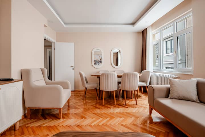 Central Renovated 2+1 Flat In Nişantaşı W/terrace - Şişli