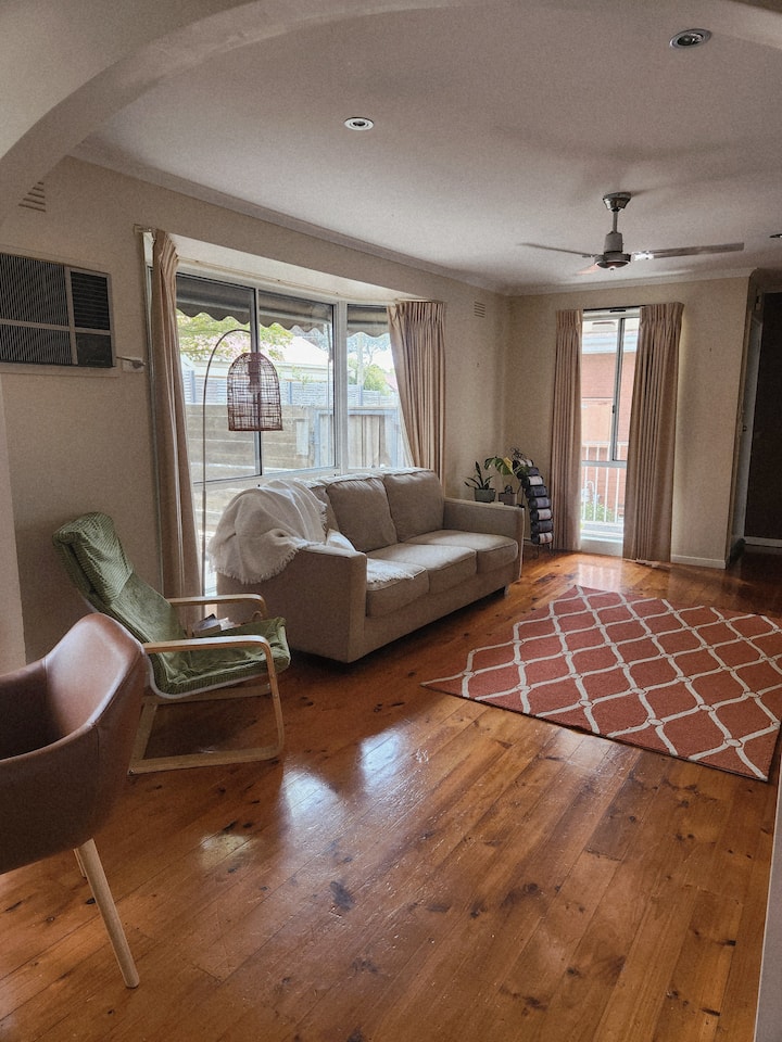 Cute, Cozy Coastal Stay - ジーロング