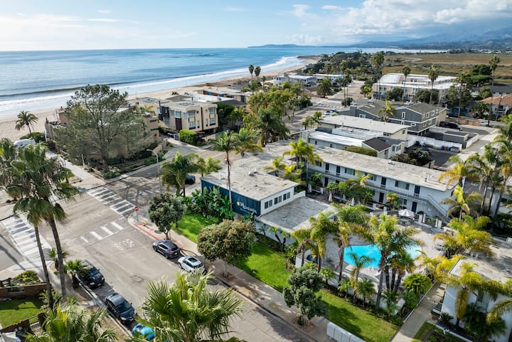 Lux Coastal Retreat • Steps To Sand• Heated Pool - Carpinteria, CA