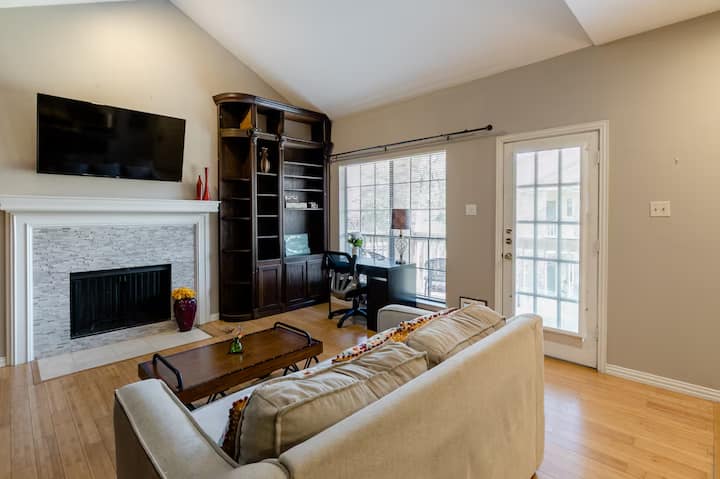 Modern 1br Condo W/ Fireplace, Balcony & Pool View - Plano, TX