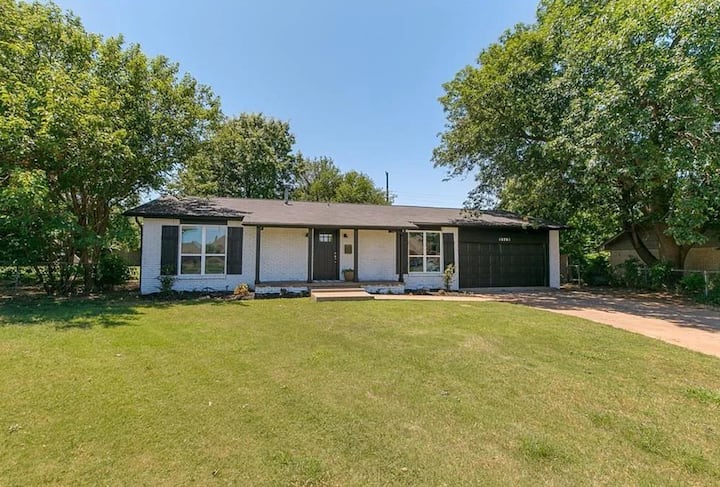 The Sunset Blvd Retreat - 오클라호마시티