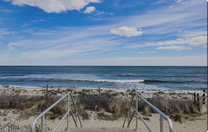 Cozy Family Townhouse Steps From The Beach - Sea Bright, NJ