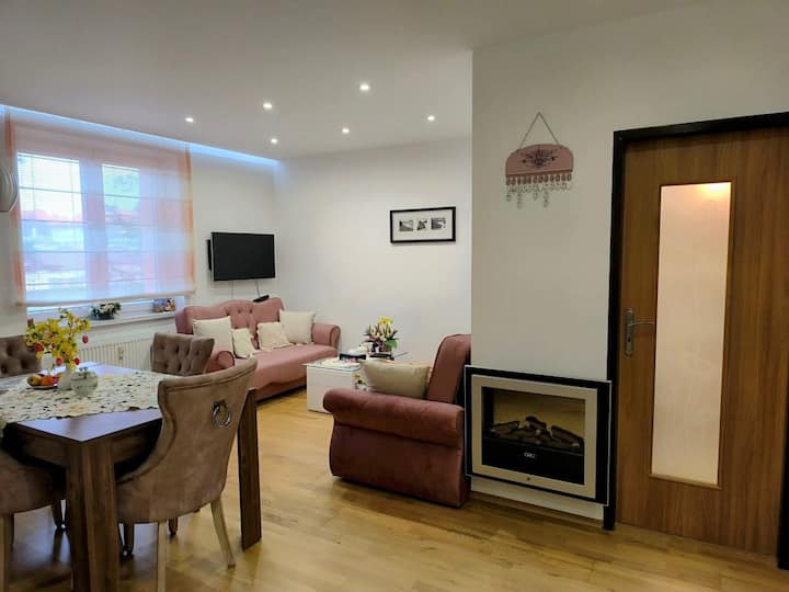 Cozy & Modern Apartment Near Bus And Train Station - Révkomárom