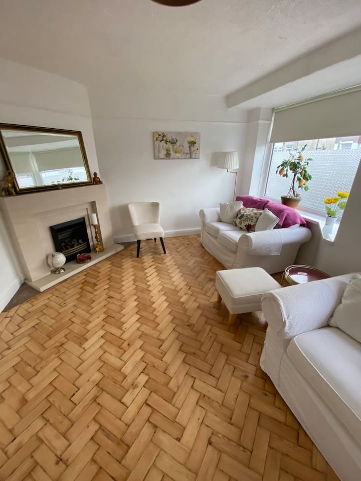 Deano’s Delightful Den - Cardiff