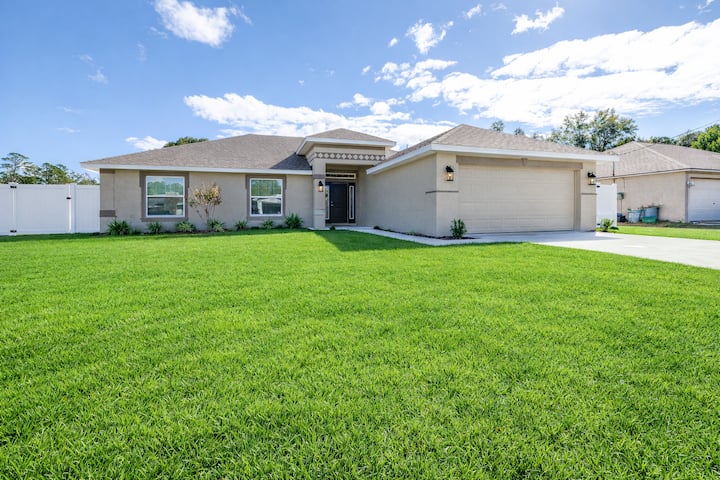 The Spring Hill Manor - Weeki Wachee, FL