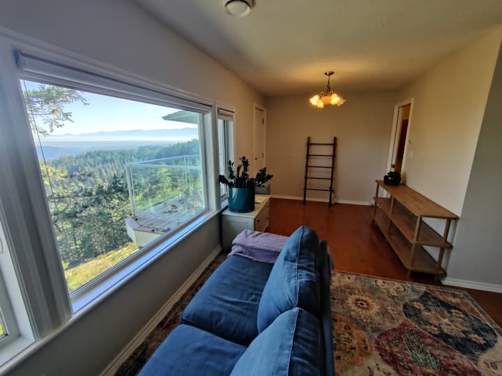 Cozy, Quiet, Mountain Top Astounding View - Sooke