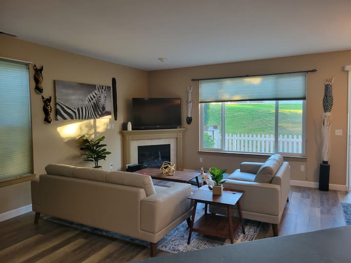 Charming Gated Heartwood Circle Home - Troutdale, OR