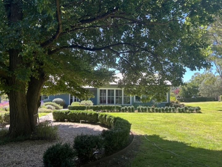 Hill House-tranquil Garden With Mount Duval Views - Armidale