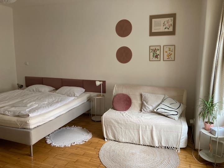 Apartment Near Prague Castle And Subway - Aéroport de Prague-Václav-Havel (PRG)