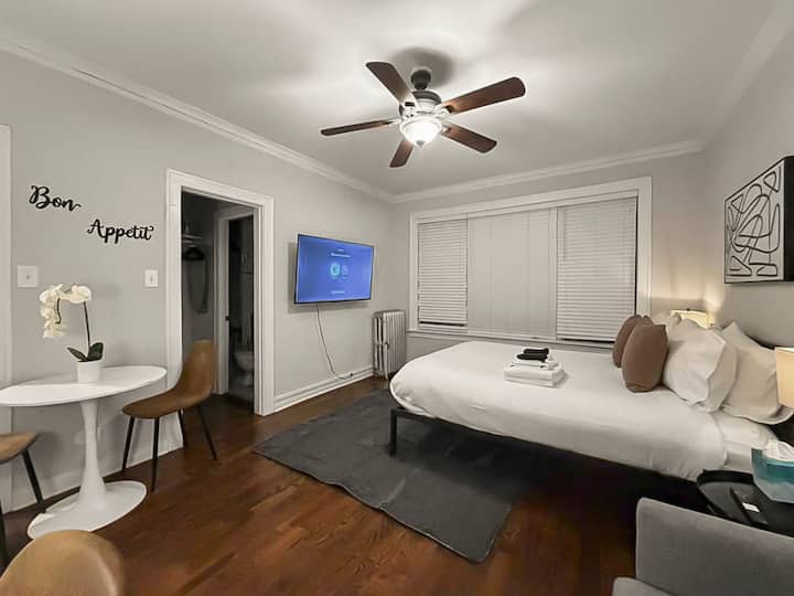 Elevated Hyde Park Studio Unit On Dorchester Ave - Auburn Gresham - Chicago