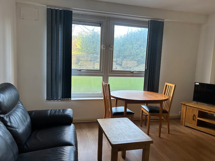 Modern One-bedroom In Leeds Center. - Leeds