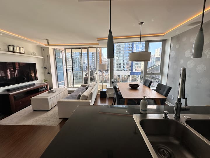 Contemporary Condo Ready To Relax And Enjoy. - Vancouver