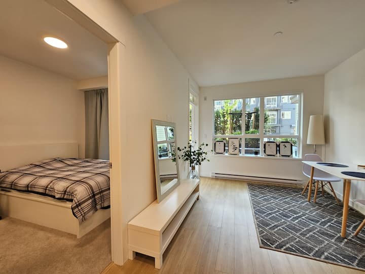 Brand New 1br + Den W/ Free Parking In Coquitlam - 코퀴틀럼