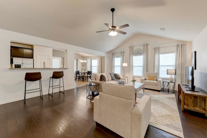 Modern Cedar Park Home | King Bed - Leander, TX