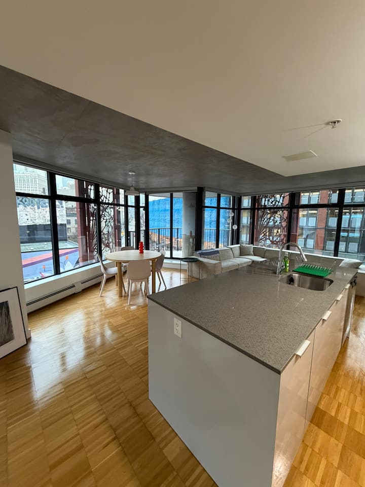 Modern Downtown Two Bedroom Condo In Woodwards - Vancouver