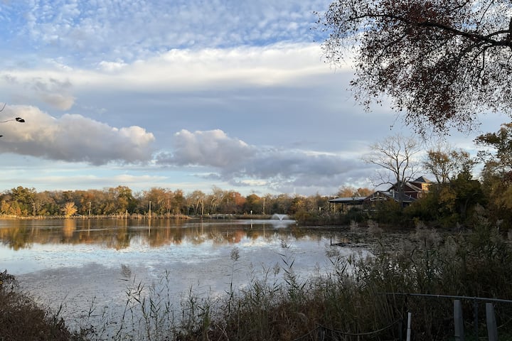 Cozy Lakeside Bungalow In South Jersey - New Jersey