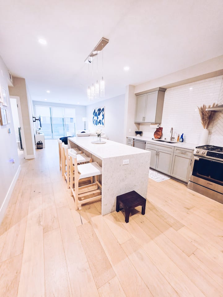 Stylish Beach Apartment! - Torrance, CA