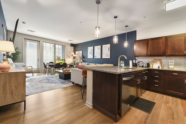 Prime Lawrenceville | 2br + Free Parking + Gym - Pittsburgh, PA