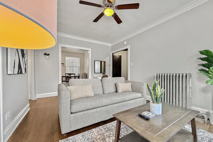 1br Apt With A Warm, Welcoming Feel - Illinois