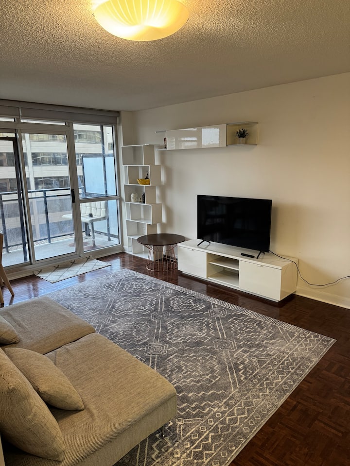 North York Condo | Steps To Subway | Pool & Gym - Toronto