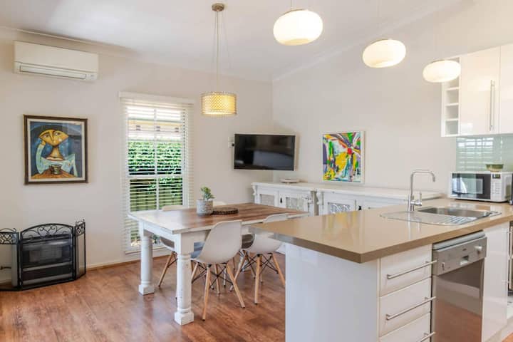 Tompson Cottage | Near Cbd, Character & Comfort - Wagga Wagga
