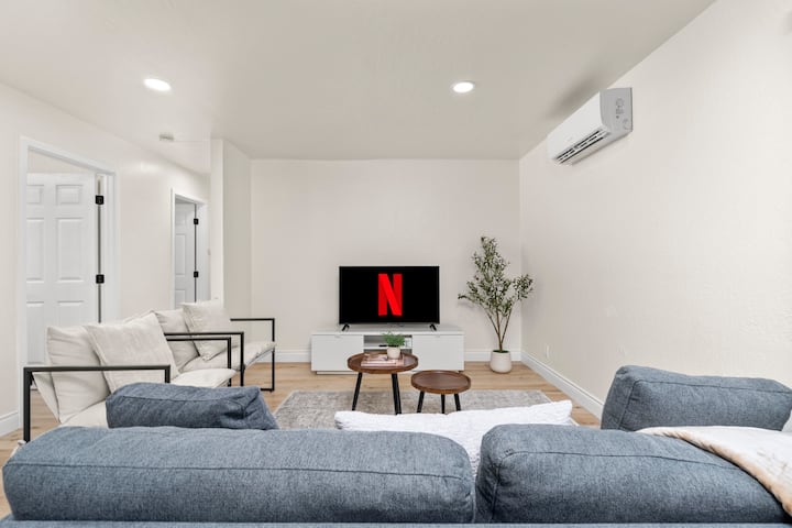 Bright & Modern Whole Home Near Dt Sacramento - Sacramento, CA