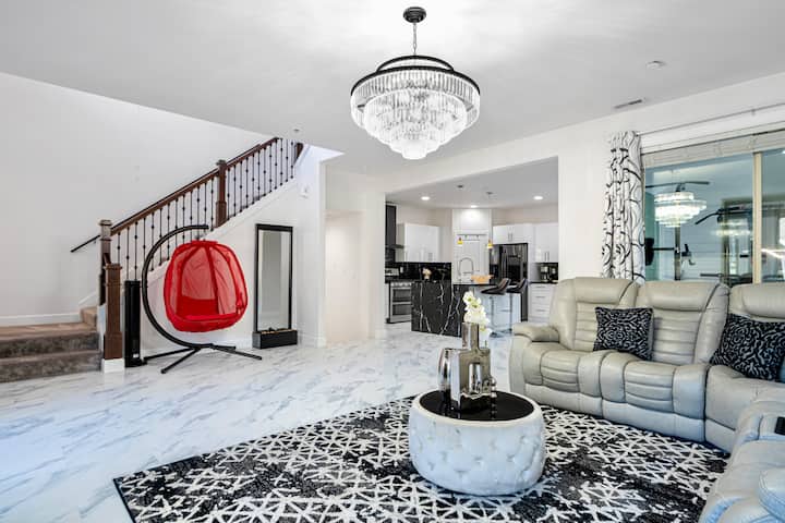 Stunning Bothell Home With Suites & Outdoor Living - Bothell, WA