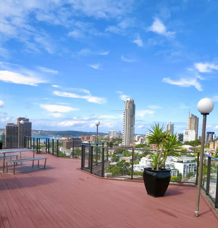Chic Urban Stay With Rooftop Near Everything - Sydney
