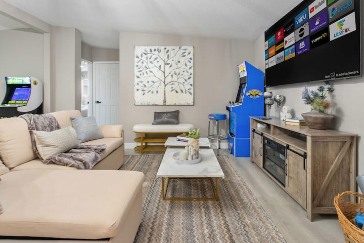 Grand 5br Stay W/ Arcade & Games In North Lv! - North Las Vegas, NV