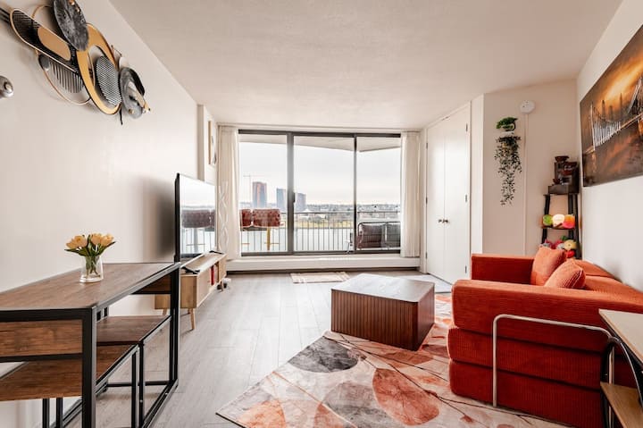 Wake Up To Water Views In This Cozy Retreat - Vancouver