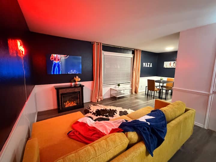 The Cowboy Club | Sleeps 4 | Heart Of Waxahachie - Waxahachie, TX