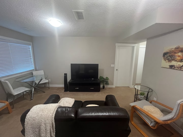 Cozy Private Basement Suite | Airdrie, Yyc - エイドリー
