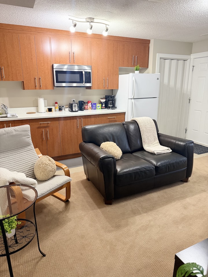 Quiet Private Basement Suite | Airdrie, Yyc - 艾爾德里