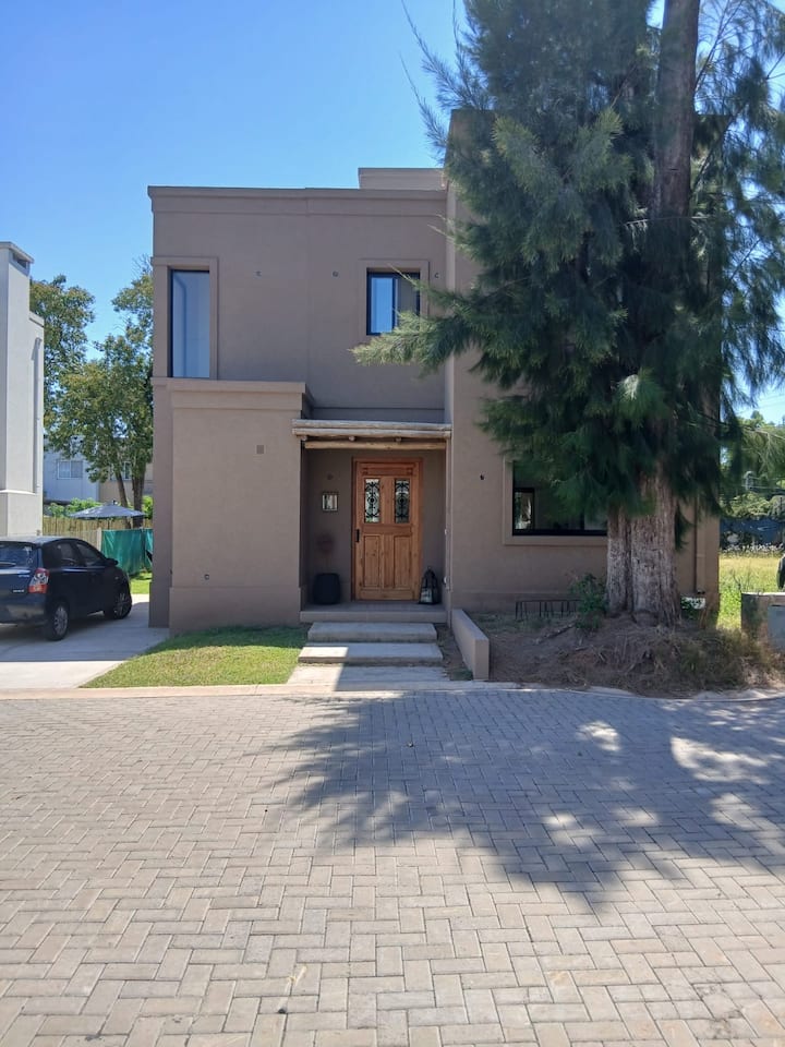 Casa Con Pileta Y Parrilla En Barrio Con Portón - Bella Vista