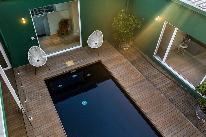 Montez House | Retro-modernist With Pool Views - 캐슬메인