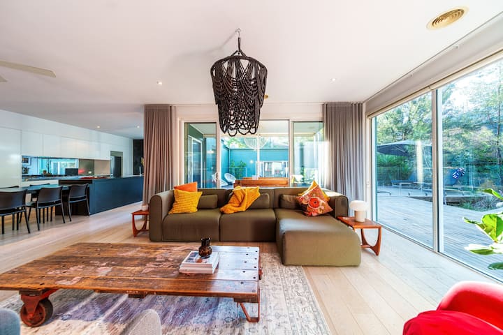 Montez House | Retro-modernist With Pool Views - Castlemaine