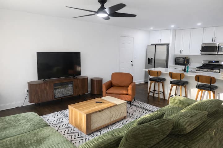 Luxury Atlanta | Work-friendly | Close To Stadium - Atlanta, GA