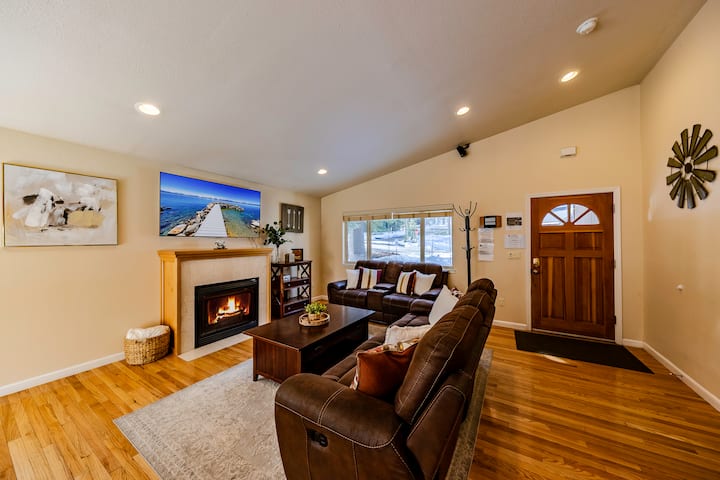 Family-friendly 3br | 8-person Hot Tub + Bbq Deck - South Lake Tahoe, CA