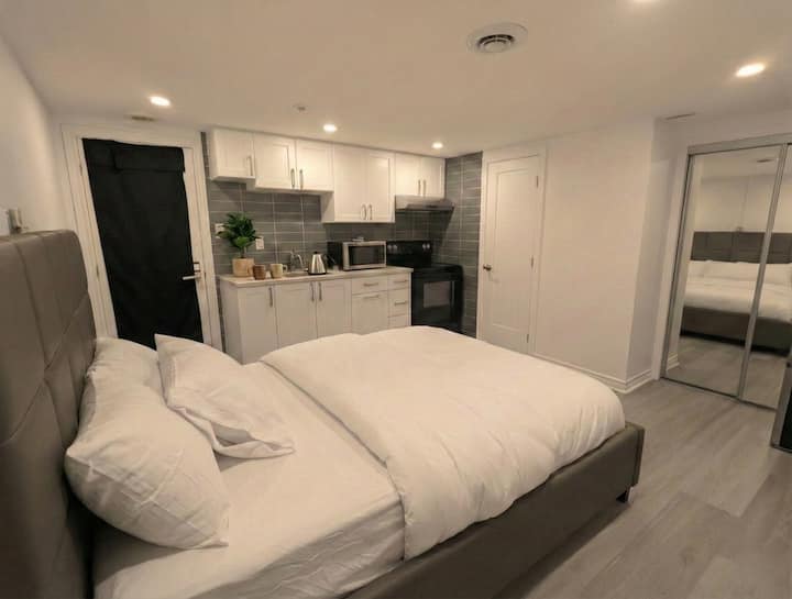 Cozy Studio W/ Stove, Fridge & Laundry | Near Yul - Laval, Quebec, Canadà