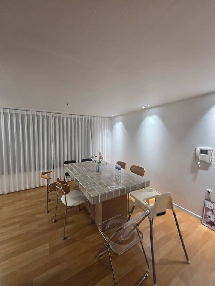 [ 오픈특가 ] 성심당 2분 | 퀸침대 5개 | 화장실 2개 | 최대12인 | 올리모델링 - Daejeon