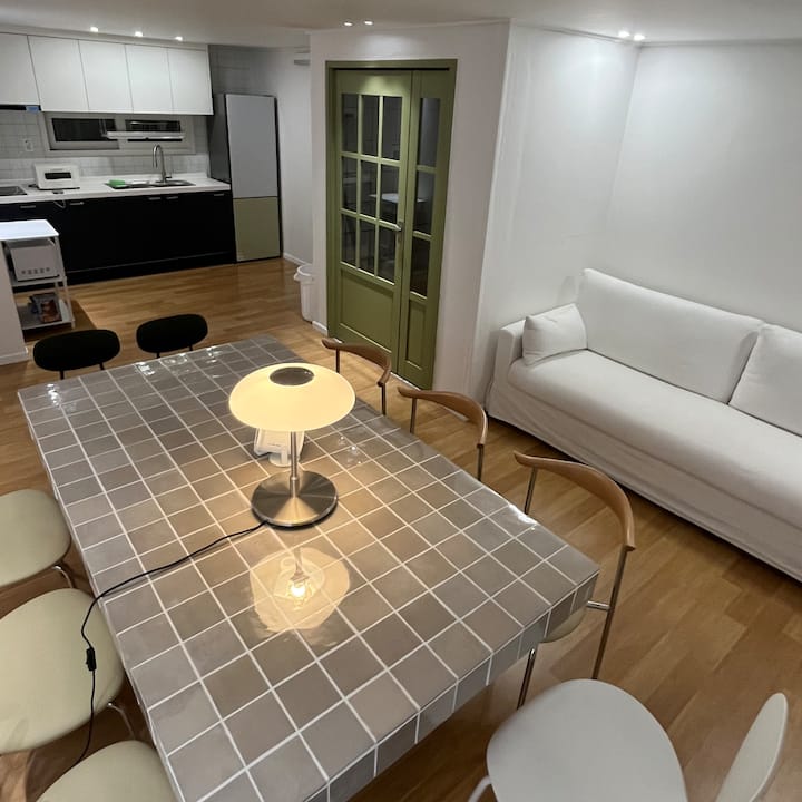 New오픈특가/최대12명/성심당 도보2분/퀸침대 5개/화장실 2개/대가족/빔/짐보관/주차 - Daejeon