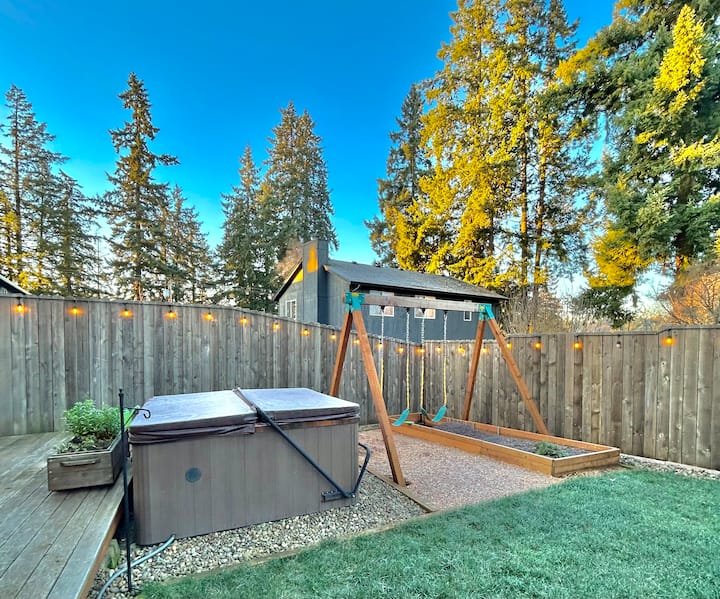 A Gathering Place - Spacious Family Home & Hot Tub - Oregon City, OR