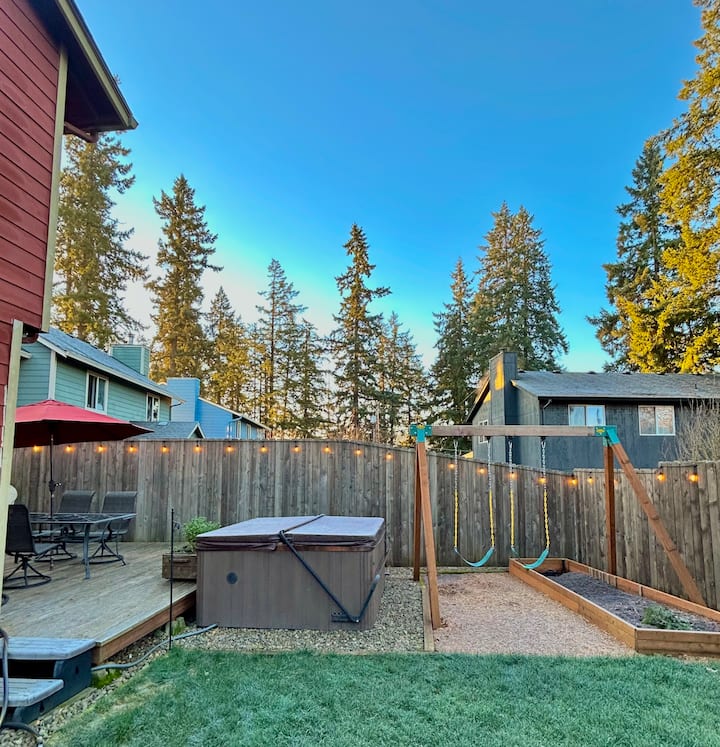 A Gathering Place - Spacious Family Home & Hot Tub - Oregon City, OR