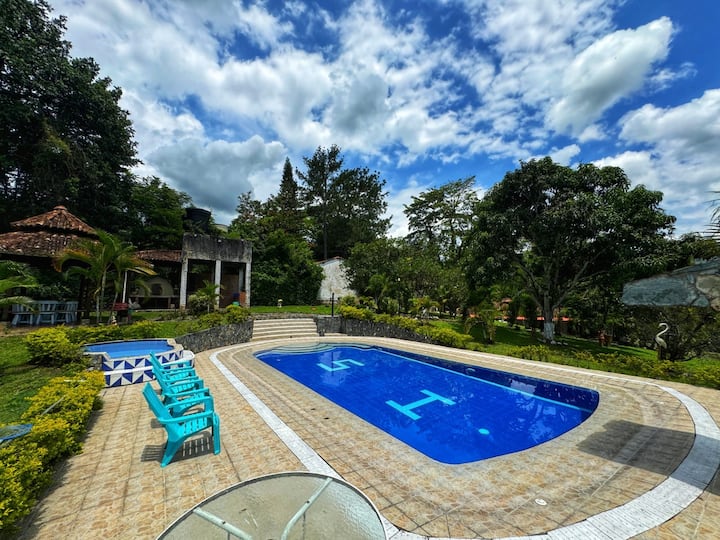 Casa Urbana Con Amplias Zonas Verdes - Villeta